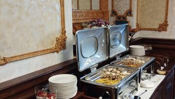 Disposição de buffet com diversos alimentos e utensílios.