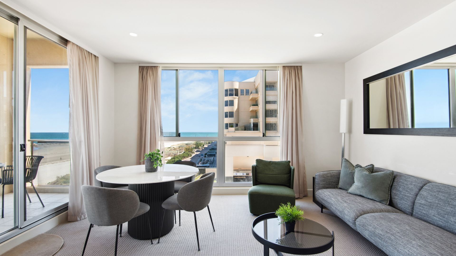 Belle Escapes - Beachfront Balcony Glenelg - Adelaide