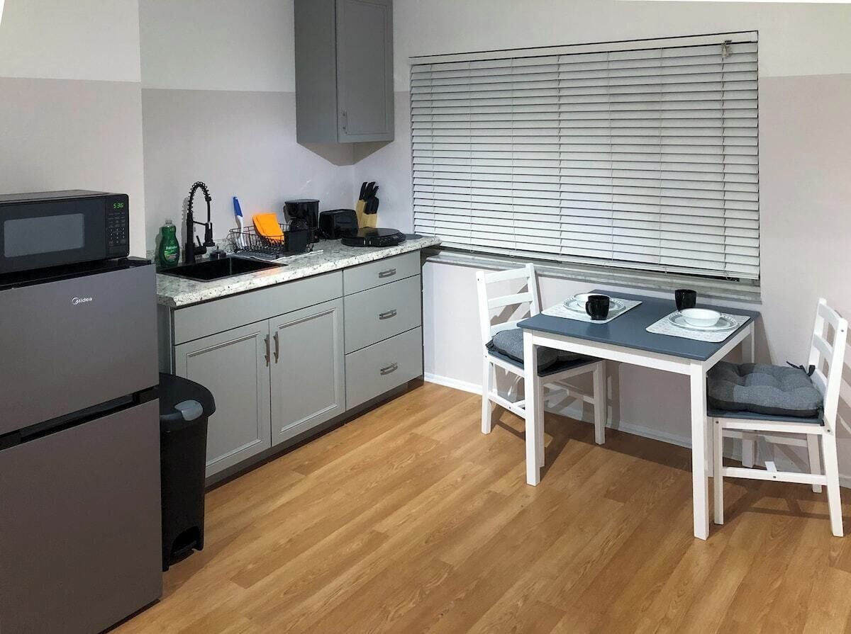 Apartamento Elite | Cozinha privada | Minifrigorífico, um micro-ondas, uma placa de cozinha 