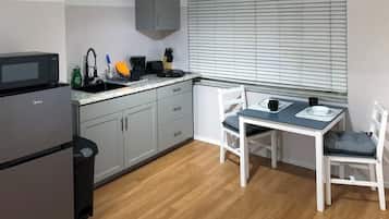 Apartamento Elite | Cozinha privada | Minifrigorífico, um micro-ondas, uma placa de cozinha