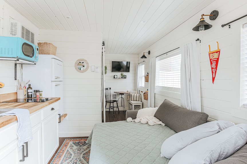 Walkable Downtown Tiny Home With Views Near Shenandoah National Park - 百老匯