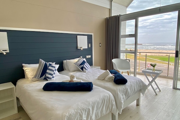 Quarto Duplo ou Twin Deluxe | Minibar, cofre no quarto, Wi-fi grátis, roupa de cama fornecida