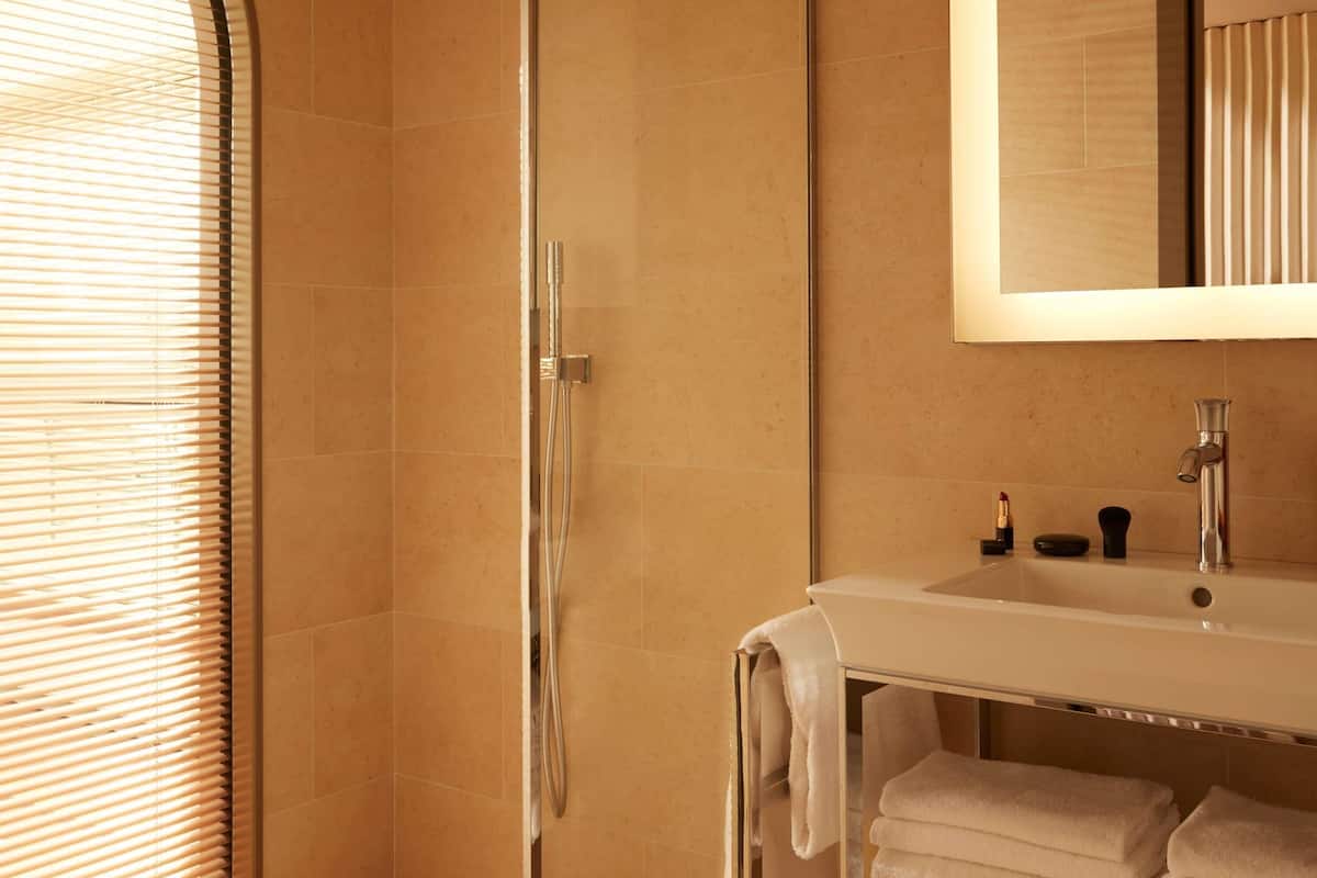 Roupa de alta qualidade, camas de colchão pillowtop, minibar