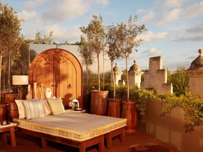 Suite, 1 cama king-size, terraço | Roupa de alta qualidade, camas de colchão pillowtop, minibar 