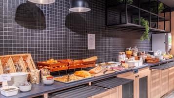 Café da manhã com buffet todos os dias (EUR 13.90 por pessoa)