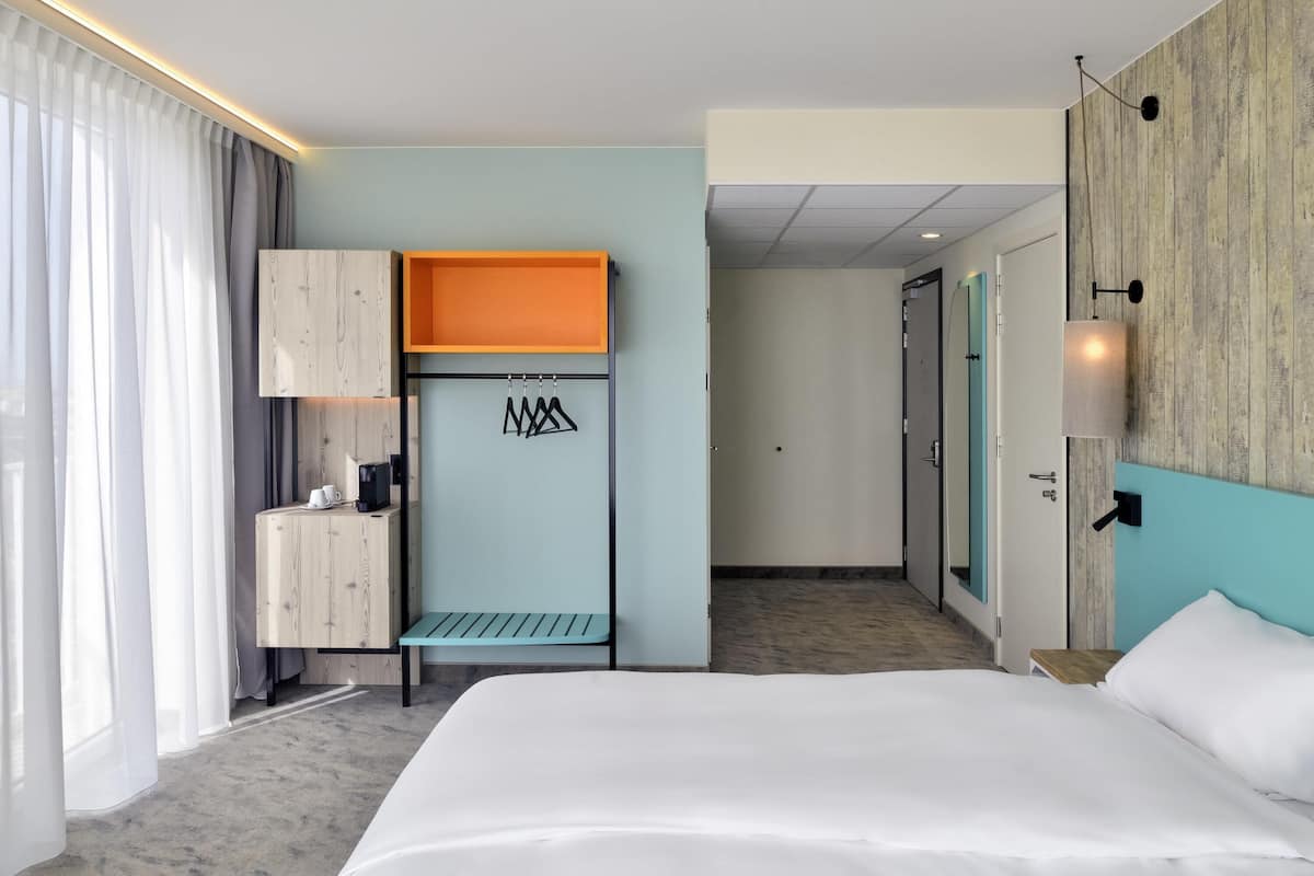 Quarto Superior, 2 camas individuais | Minibar, secretária, Wi-fi grátis