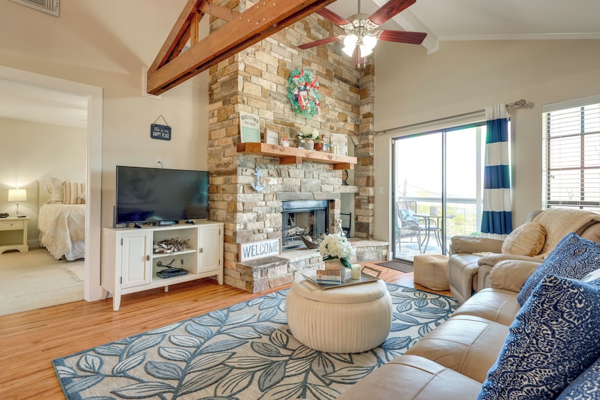 Canyon Lake Rental W/ Balcony & Lake Views - Canyon Lake, TX