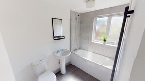 Casa | Banheiro | Chuveiro/banheira combinados, banheira de imersão, toalhas de banho 