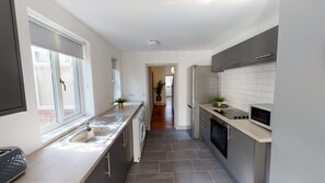 Casa | Cozinha privada | Geladeira, micro-ondas, fogão, cooktop