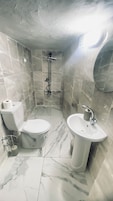 Apartamento Clássico | Casa de banho | Um chuveiro fixo, um secador de cabelo, toalhas fornecidas 
