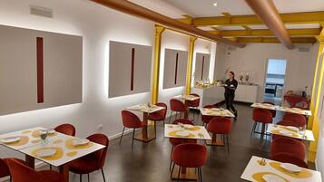Café da manhã com buffet grátis todos os dias