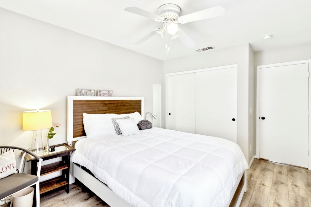 Modern Private Valley Retreat By Surprise Stadium! - Surprise, AZ