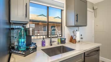 Apartamento de Luxo em Condomínio Fechado | Cozinha privada | Um frigorífico/congelador grande, um micro-ondas, um forno