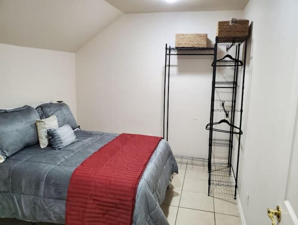 Luxurious 2 Bdrm Garage Apartment - Convenient 2 Downtown Houston - Pearland, TX