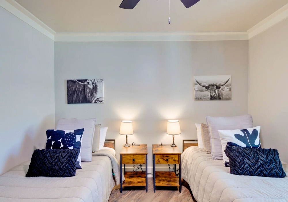 Salado Oasis - 7 Beds, Heated Pool, Hot Tub, Fire Pit & Chef Kitchen On 2-acres - Killeen, TX