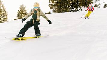 Uma pessoa praticando snowboard em uma encosta nevada.