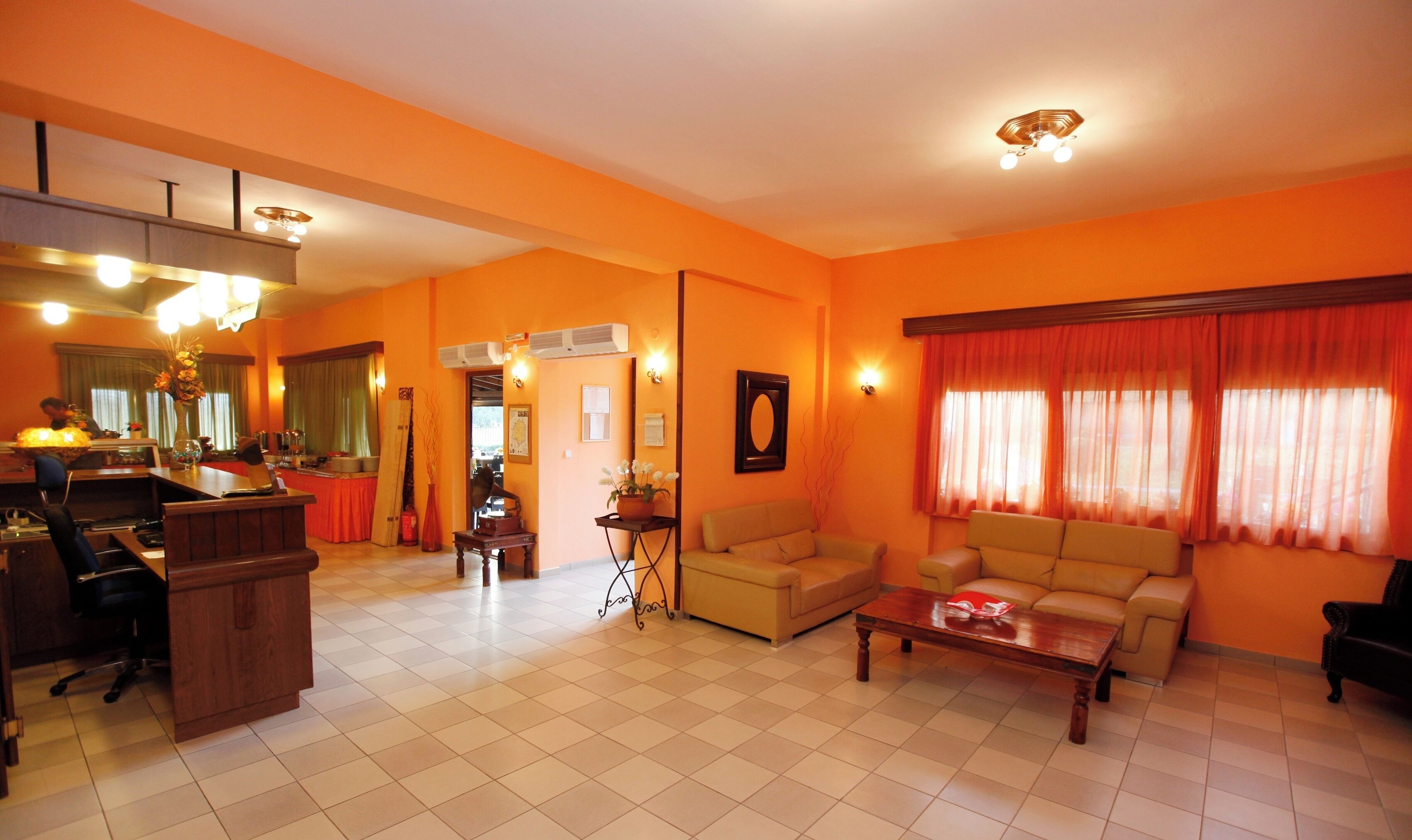 Uma sala de estar com sofá, mesa de centro e um canto de jantar com mesa e cadeiras.