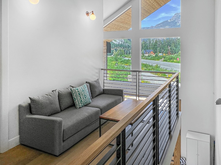 New! Modern Ski-in/ski-out Mountain View Chalet By Village + Hot Tub/ev Charging - スノコルミー・パス, WA