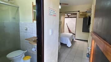 Suite | Casa de banho | Um polibã, toalhas fornecidas
