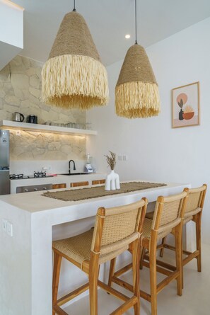 Villa Deluxe | Cozinha privada | Um frigorífico, um forno, uma placa de cozinha, uma chaleira elétrica 