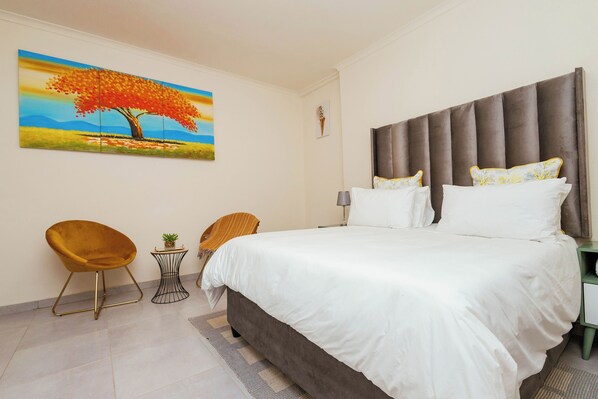 Quarto conforto | Frigobar, individualmente decorados, escrivaninha