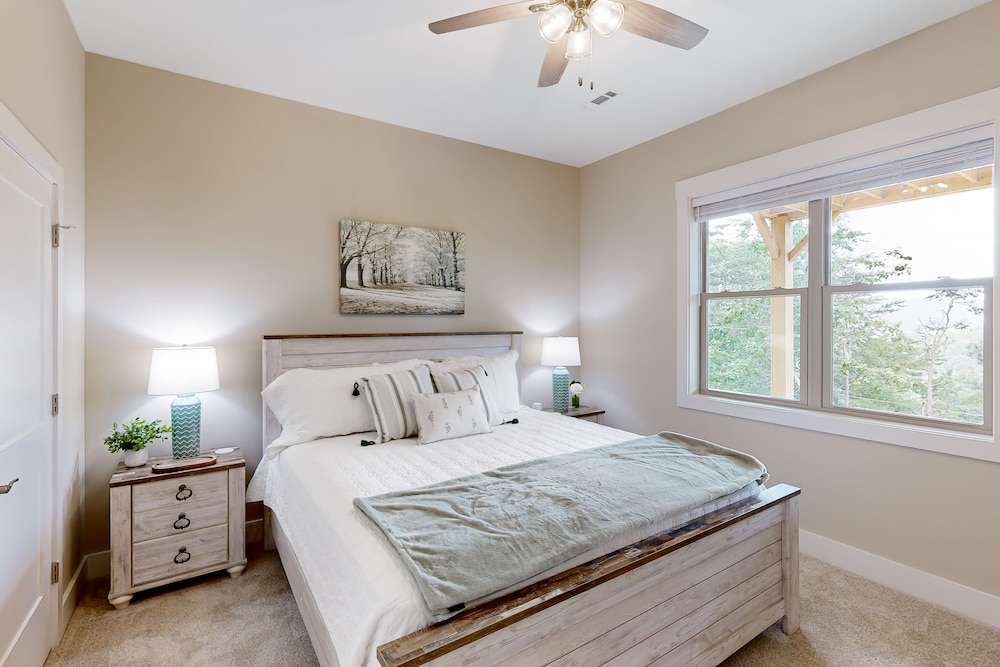 Luxe Home With Mountain Views, Hot Tub, Pool Table, & Washer/dryer - Canton, GA