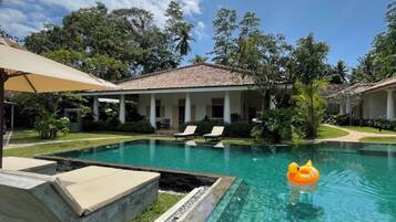 Piscina externa, guarda-sóis, espreguiçadeiras