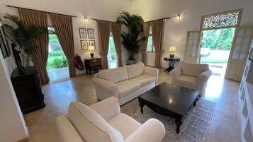 Smart TV 50 polegadas com canais a cabo, livros, aparelho de som