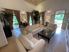 Smart TV 50 polegadas com canais a cabo, livros, aparelho de som