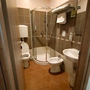 Quarto Triplo Económico | Casa de banho | Um secador de cabelo, chinelos 