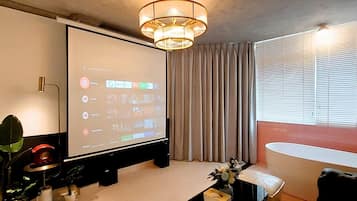 Quarto Duplo Royal | Com decoração personalizada, com mobília individualizada, secretária