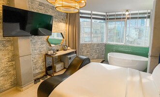 Quarto casal superluxo | Individualmente decorados, individualmente mobiliados, escrivaninha