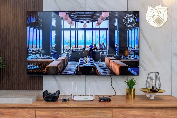 Apartamento de Luxo | Sala de estar | Smart TV de 55 polegadas com canais digitais, consola de videojogos