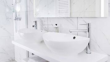 Suíte júnior, 1 cama King | Banheiro | Toalhas de banho, sabonete, papel higiênico