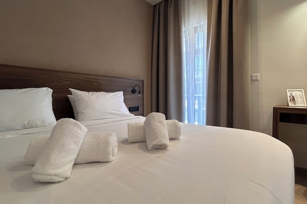 Comfort Double Room | City View | Cofre no quarto, secretária, quartos insonorizados