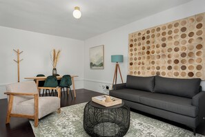Apartamento superluxo | Área de estar | TV de tela plana 32 polegadas com canais via satélite, Netflix