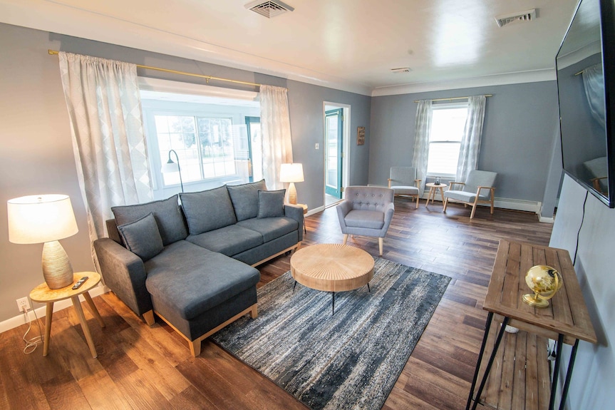 Port Clinton Lake House! 10 Minute Walk To Jet Express And Town Center - 풋-인-베이