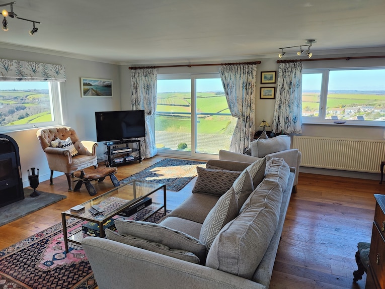 Coastal Comfort - Spacious Salcombe Holiday Haven - 金斯布里奇