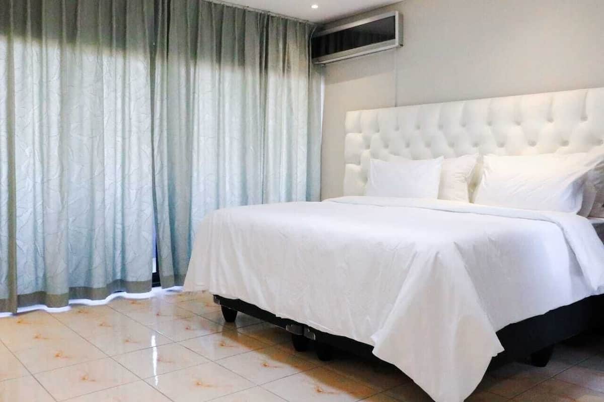 Quarto casal luxo | Ferros/tábuas de passar roupa, Wi-Fi de cortesia