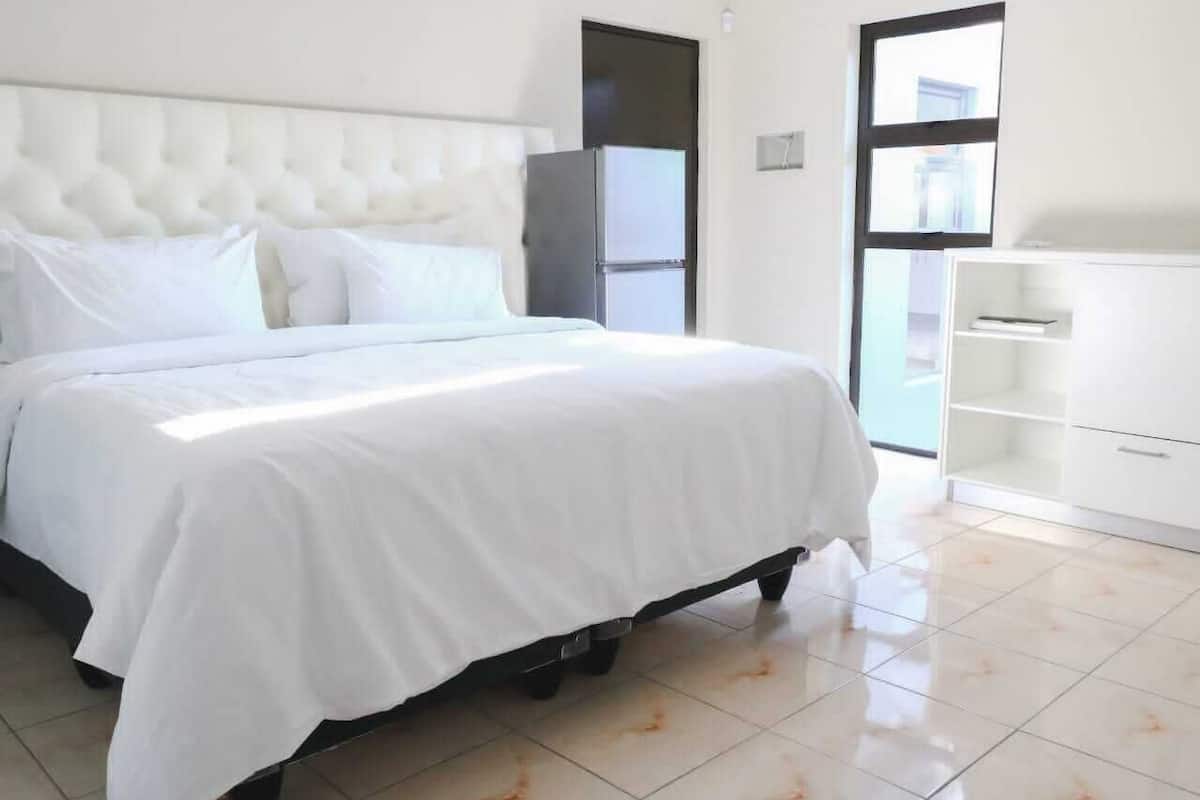 Quarto casal econômico | Ferros/tábuas de passar roupa, Wi-Fi de cortesia