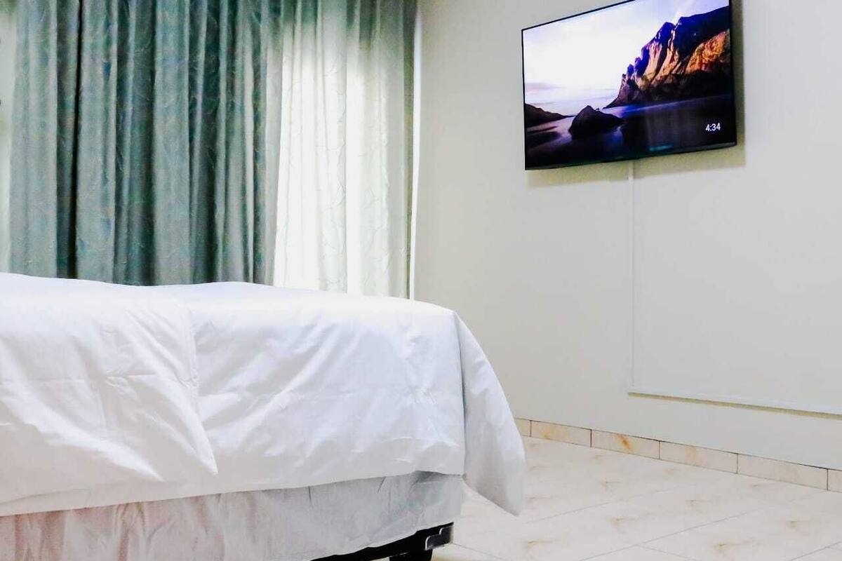 Suíte luxo | Ferros/tábuas de passar roupa, Wi-Fi de cortesia