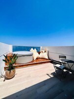 Quarto luxo, sacada, vista para o mar | Terraço/pátio