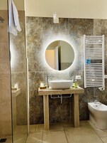 Quarto luxo, sacada, vista para o mar | Banheiro | Chuveiro, secador de cabelo, bidê, toalhas de banho