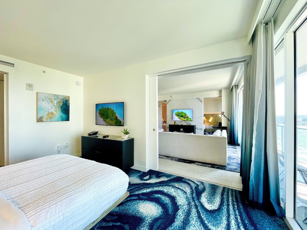 1106-beachfront-gym-downtown-main Strip-oceanview-pool-stunning Views - Fort Lauderdale
