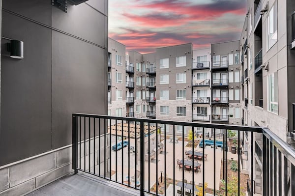 New Building Luxury Apartment Quiet Top Floor Unit - Aurora, CO