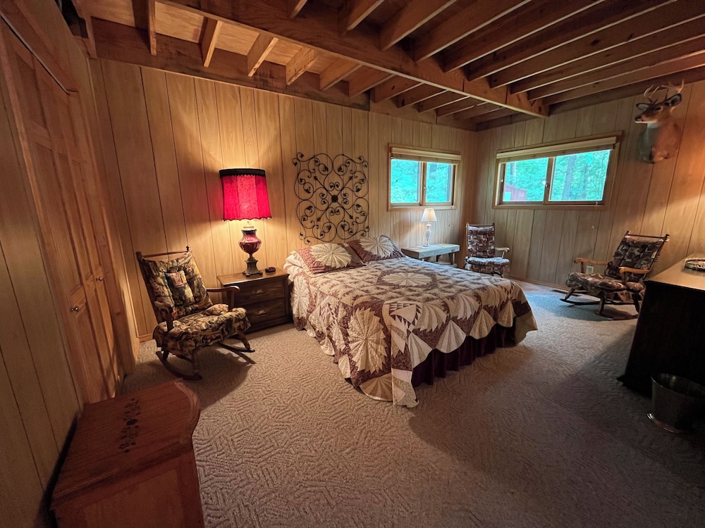 Private, Cozy Cabin On 13 Acres With Two Ponds - Bloomfield, IN