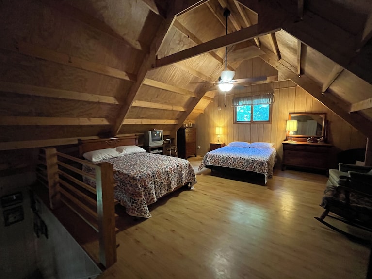 Private, Cozy Cabin On 13 Acres With Two Ponds - Bloomfield, IN