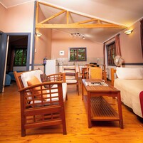 Chalé família | Área de estar | TV LCD 32 polegadas com canais de TV premium