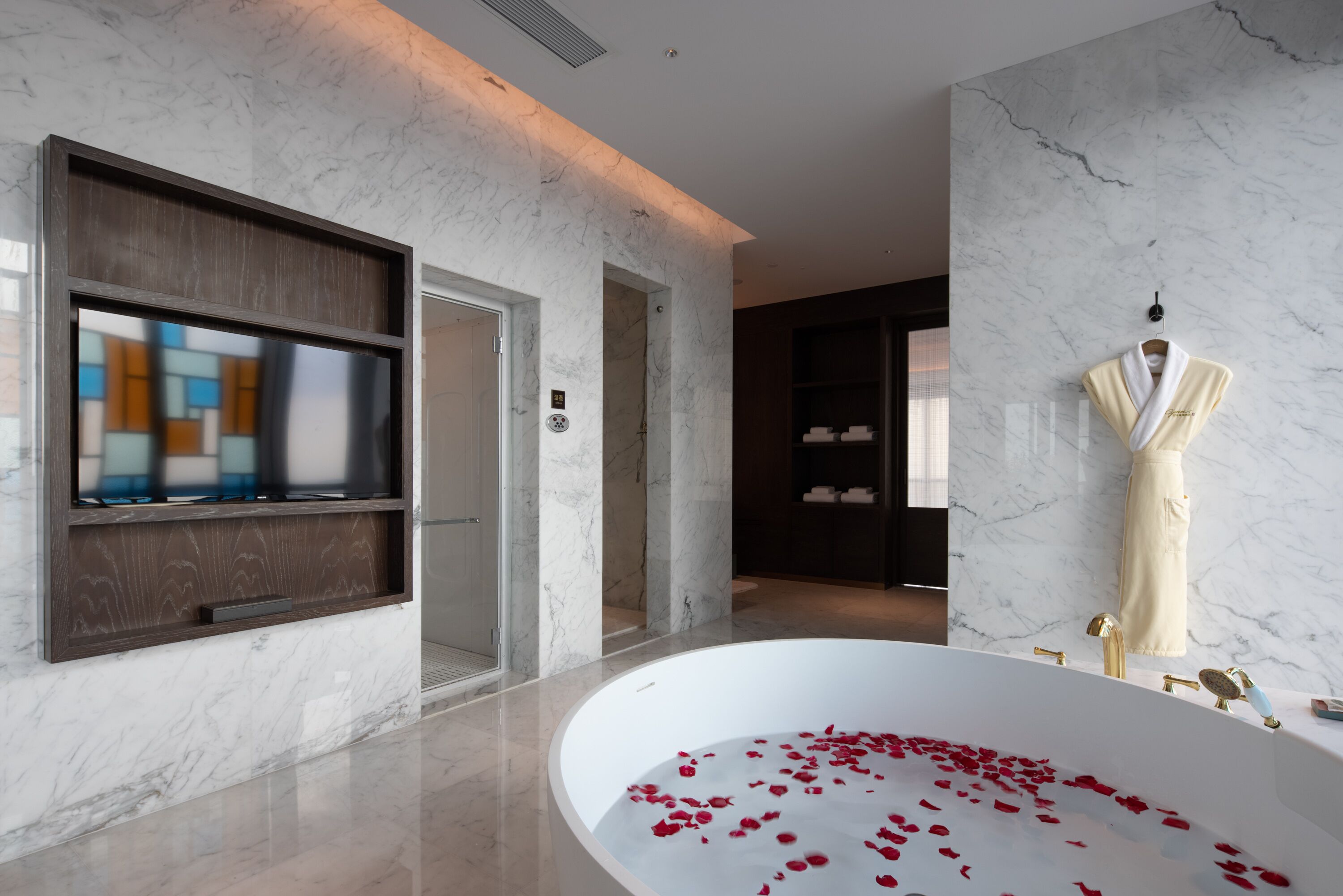 Suite Presidencial | Casa de banho | Um chuveiro fixo, produtos de higiene exclusivos, um secador de cabelo 