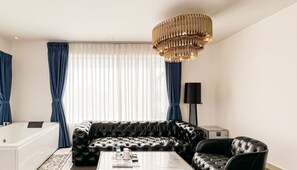 Quarto Duplo Romântico, Vista para a cidade | Com decoração personalizada, secretária, cortinas/cortinados opacos 